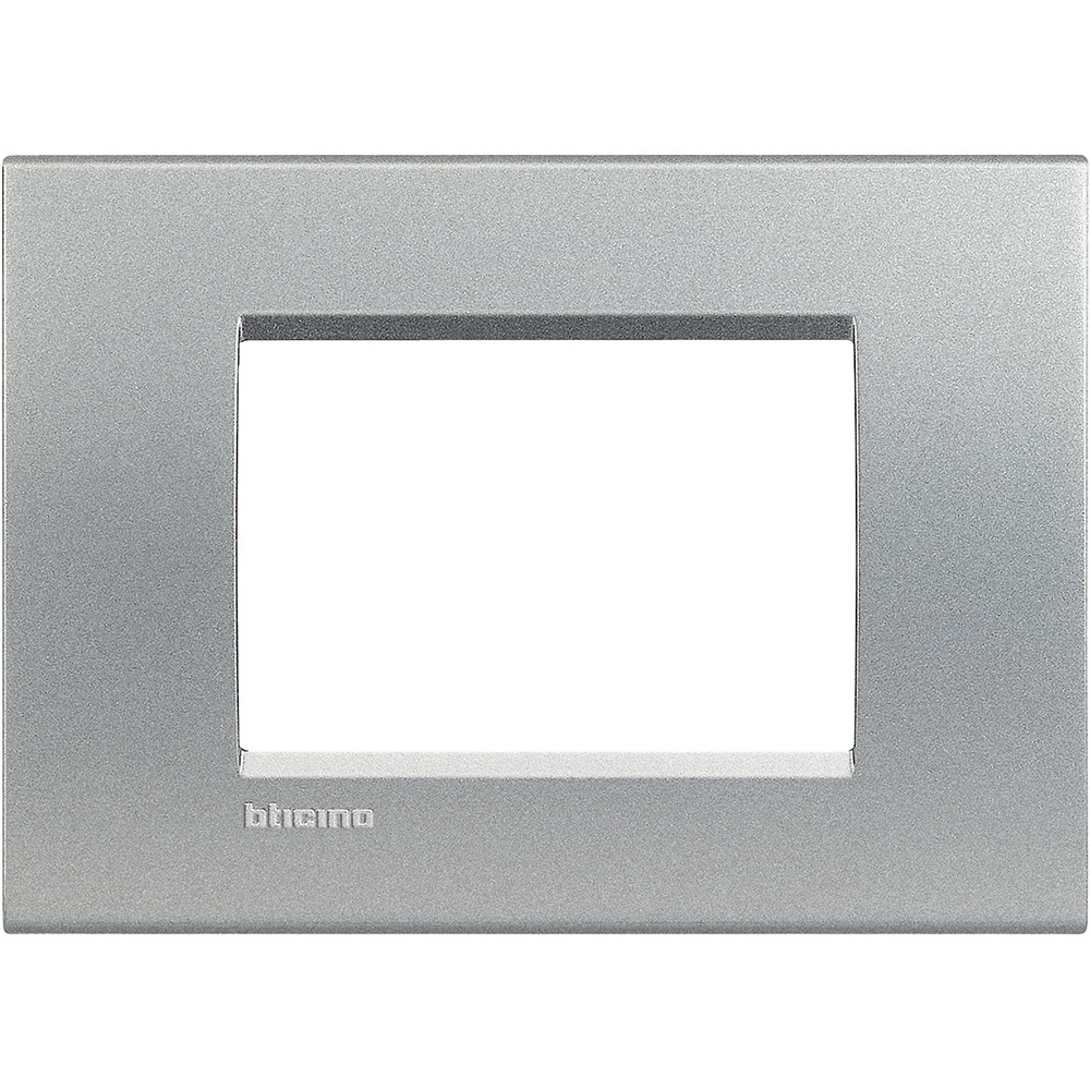 Compra Bticino Placa de Pared 3 Puertos Plata LNA4803TE | Cyberpuerta.mx